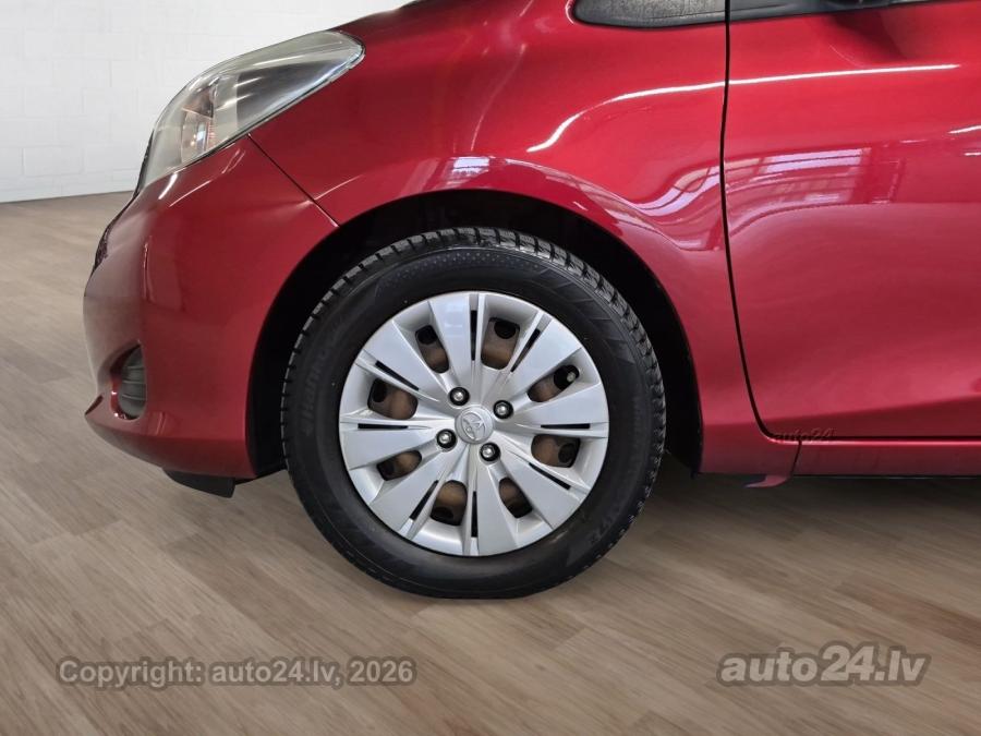 Sarkans Toyota Yaris 2014 Tallina, ar dzinēja tilpumu 1.30 L un nobraukumu 69 tūkst. km par 8490 €, foto 15 vietnē AUTOMOTO.COM.LV