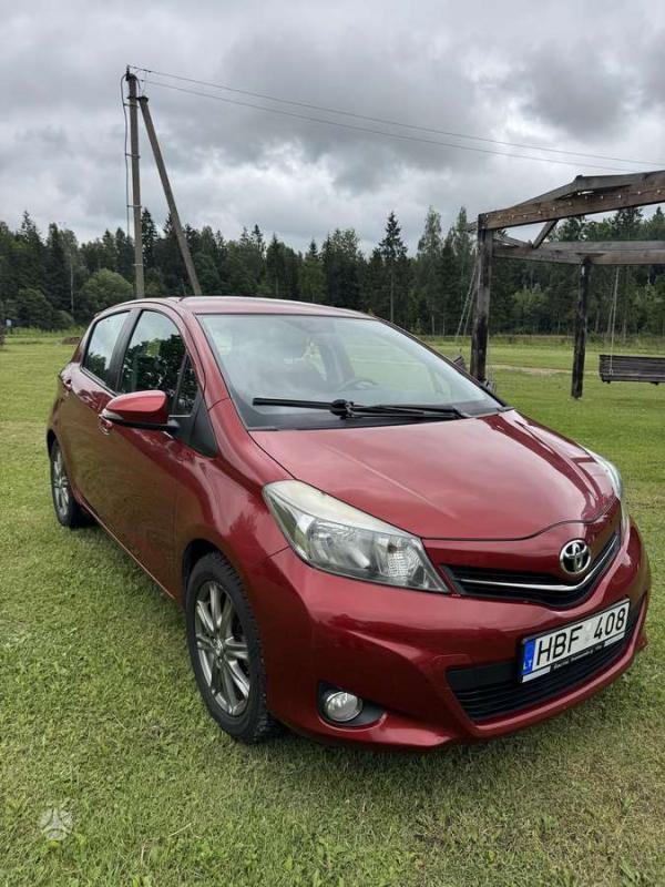 Red Toyota Yaris 2014 in Klaipeda, with an engine capacity of 1.33 L and mileage of 255 thousand km for 8200 €, photo 1 on AUTOMOTO.COM.LV