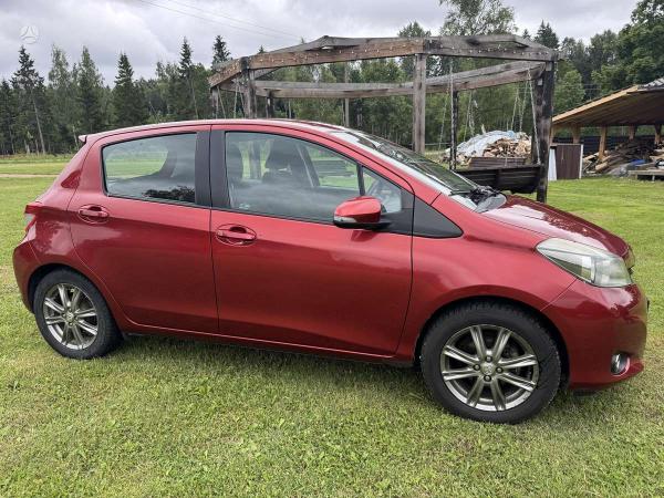 Red Toyota Yaris 2014 in Klaipeda, with an engine capacity of 1.33 L and mileage of 255 thousand km for 8200 €, photo 2 on AUTOMOTO.COM.LV