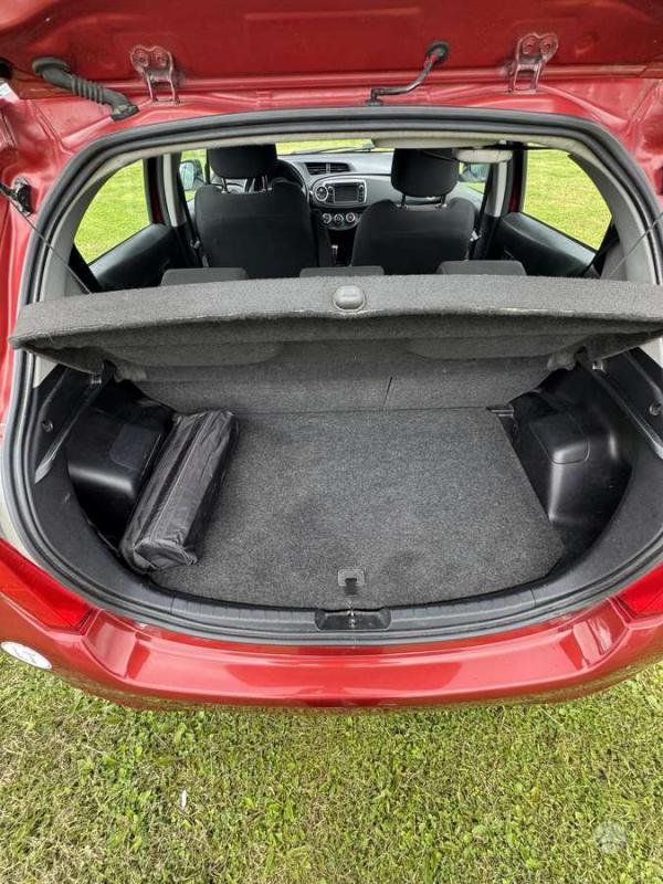 Red Toyota Yaris 2014 in Klaipeda, with an engine capacity of 1.33 L and mileage of 255 thousand km for 8200 €, photo 6 on AUTOMOTO.COM.LV