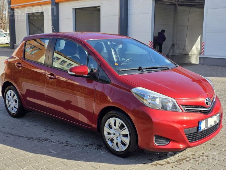 Sarkans Toyota Yaris 2014 Rīga, ar dzinēja tilpumu 1.30 L un nobraukumu 80 tūkst. km par 8200 €, foto 1 vietnē AUTOMOTO.COM.LV