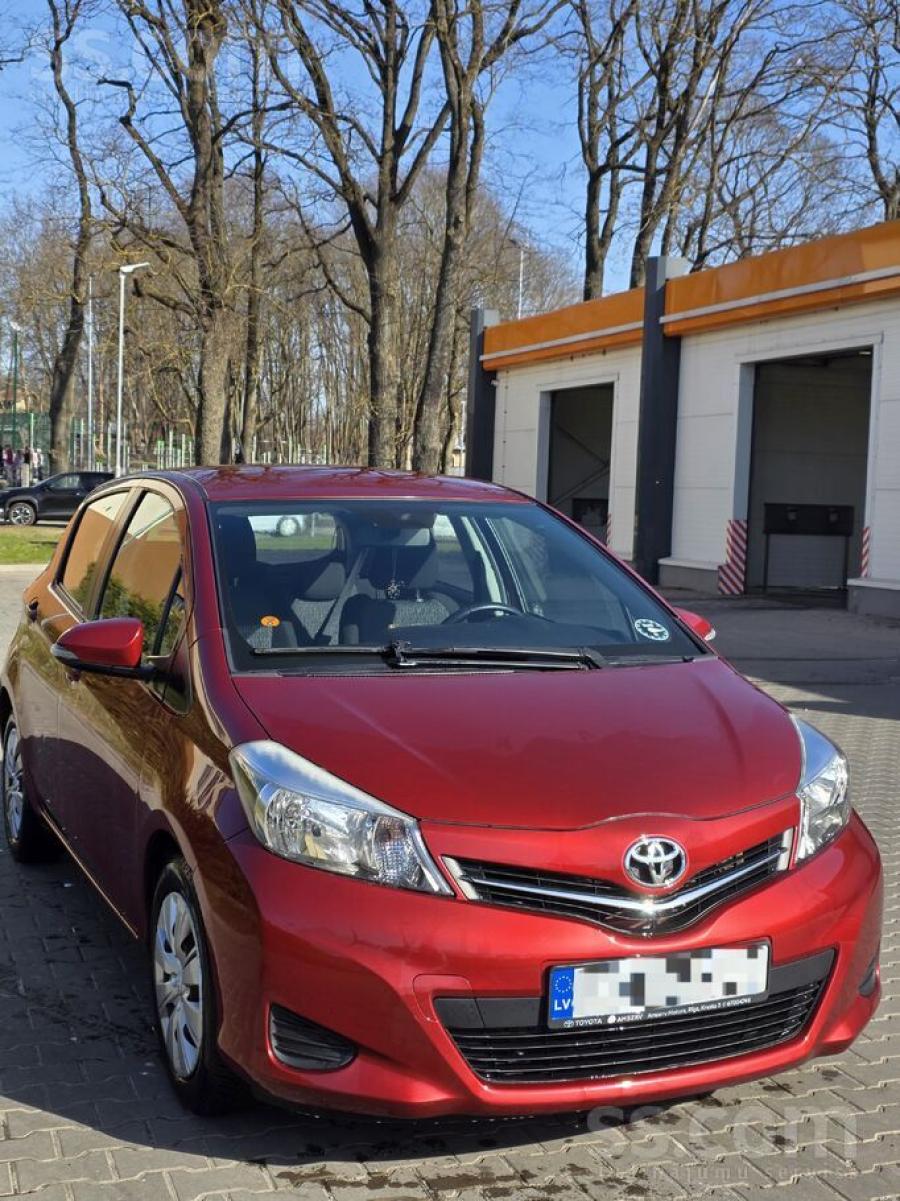 Sarkans Toyota Yaris 2014 Rīga, ar dzinēja tilpumu 1.30 L un nobraukumu 80 tūkst. km par 8200 €, foto 4 vietnē AUTOMOTO.COM.LV