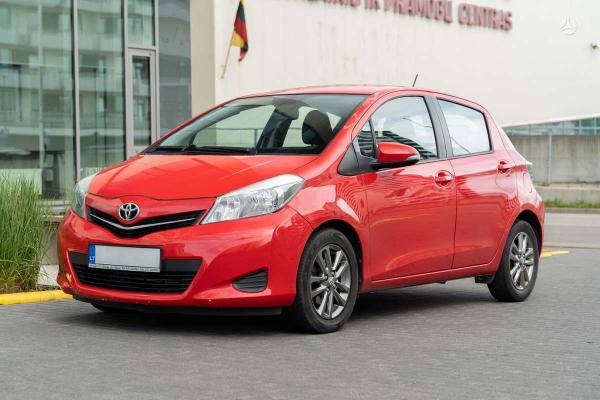 Red Toyota Yaris 2014 in Vilnius, with an engine capacity of 1.33 L and mileage of 93 thousand km for 5300 €, photo 1 on AUTOMOTO.COM.LV