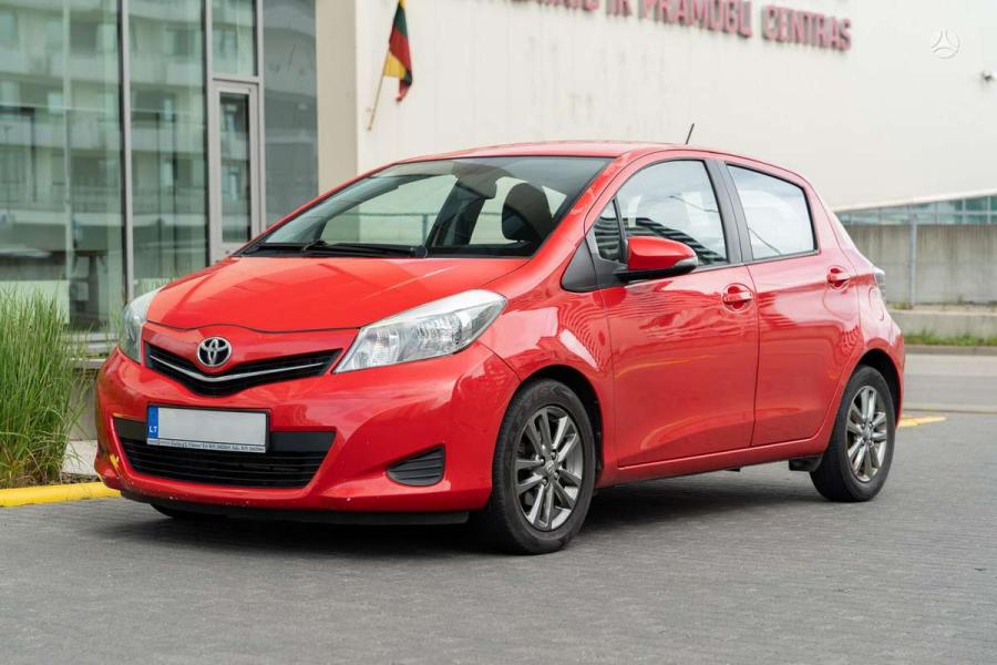 Red Toyota Yaris 2014 in Vilnius, with an engine capacity of 1.33 L and mileage of 93 thousand km for 5300 €, photo 1 on AUTOMOTO.COM.LV