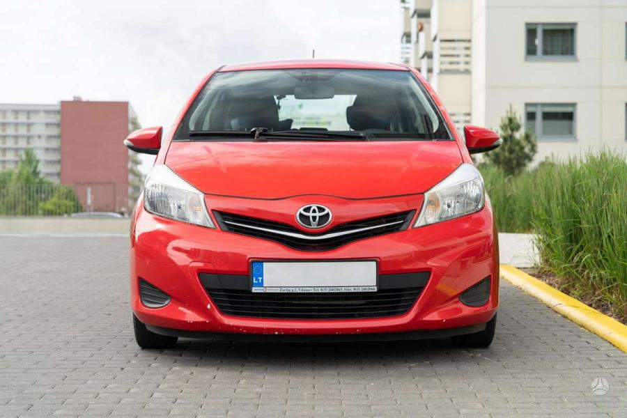 Red Toyota Yaris 2014 in Vilnius, with an engine capacity of 1.33 L and mileage of 93 thousand km for 5300 €, photo 3 on AUTOMOTO.COM.LV