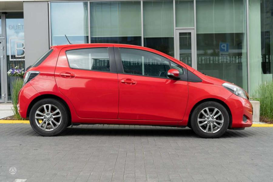 Red Toyota Yaris 2014 in Vilnius, with an engine capacity of 1.33 L and mileage of 93 thousand km for 5300 €, photo 5 on AUTOMOTO.COM.LV