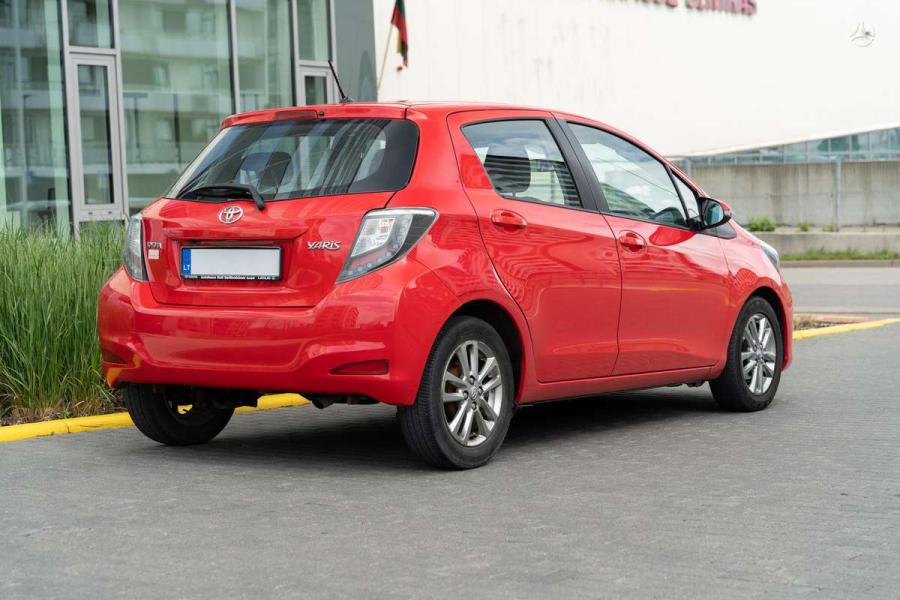 Red Toyota Yaris 2014 in Vilnius, with an engine capacity of 1.33 L and mileage of 93 thousand km for 5300 €, photo 6 on AUTOMOTO.COM.LV