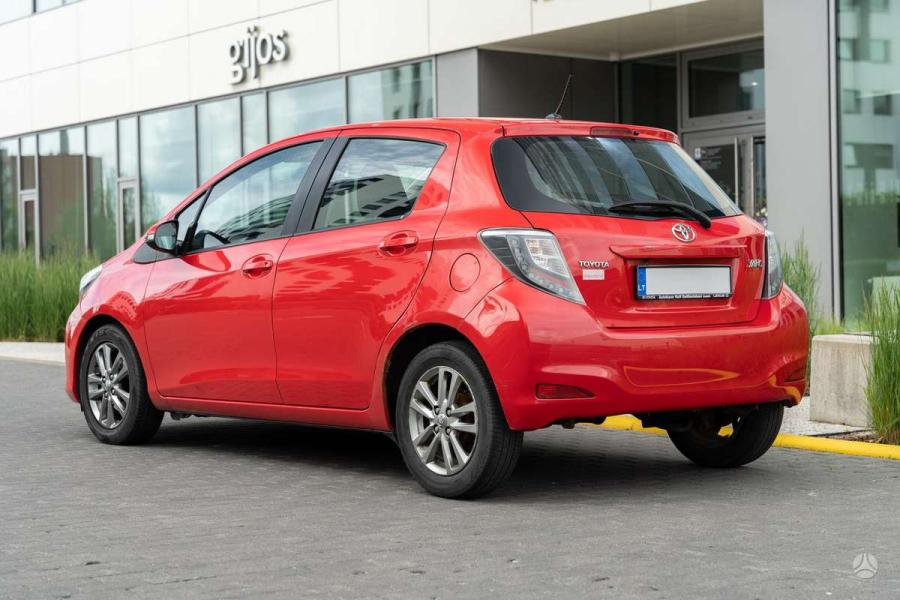 Red Toyota Yaris 2014 in Vilnius, with an engine capacity of 1.33 L and mileage of 93 thousand km for 5300 €, photo 8 on AUTOMOTO.COM.LV