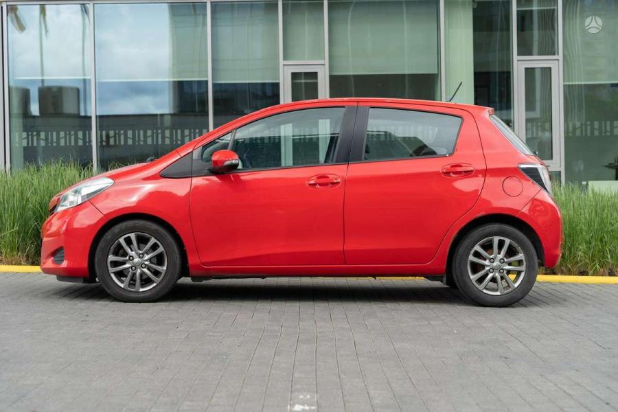 Red Toyota Yaris 2014 in Vilnius, with an engine capacity of 1.33 L and mileage of 93 thousand km for 5300 €, photo 9 on AUTOMOTO.COM.LV