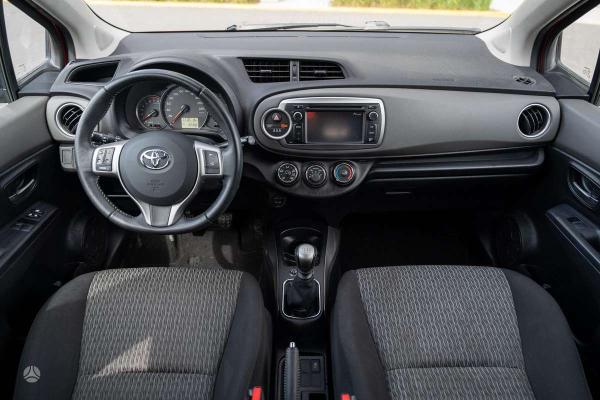 Red Toyota Yaris 2014 in Vilnius, with an engine capacity of 1.33 L and mileage of 93 thousand km for 5300 €, photo 9 on AUTOMOTO.COM.LV