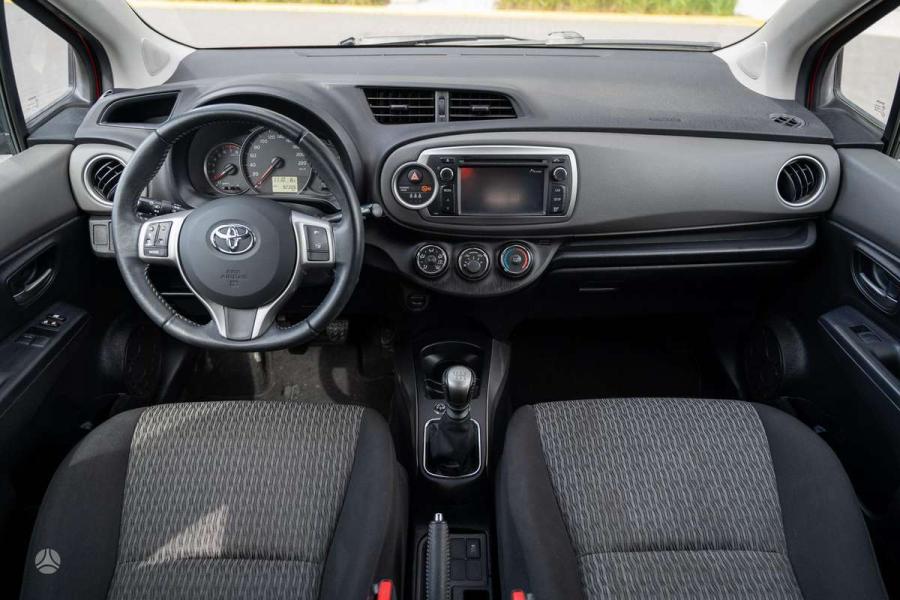 Red Toyota Yaris 2014 in Vilnius, with an engine capacity of 1.33 L and mileage of 93 thousand km for 5300 €, photo 10 on AUTOMOTO.COM.LV