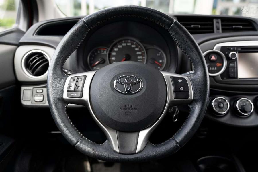 Red Toyota Yaris 2014 in Vilnius, with an engine capacity of 1.33 L and mileage of 93 thousand km for 5300 €, photo 11 on AUTOMOTO.COM.LV