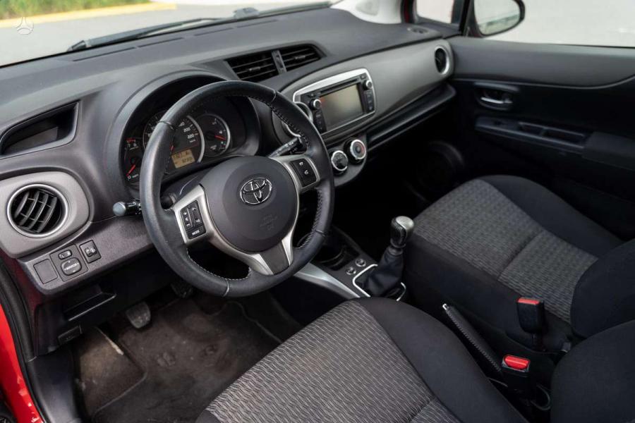 Red Toyota Yaris 2014 in Vilnius, with an engine capacity of 1.33 L and mileage of 93 thousand km for 5300 €, photo 12 on AUTOMOTO.COM.LV