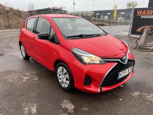 Sarkans Toyota Yaris 2015 Kauņa, ar dzinēja tilpumu 1.50 L un nobraukumu 128 tūkst. km par 7150 €, foto  vietnē AUTOMOTO.COM.LV