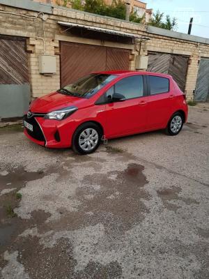 Sarkans Toyota Yaris 2015 Viļņa, ar dzinēja tilpumu 1.50 L un nobraukumu 86 tūkst. km par 9500 €, foto 3 vietnē AUTOMOTO.COM.LV