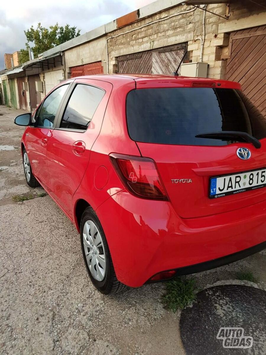 Sarkans Toyota Yaris 2015 Viļņa, ar dzinēja tilpumu 1.50 L un nobraukumu 86 tūkst. km par 9500 €, foto 5 vietnē AUTOMOTO.COM.LV
