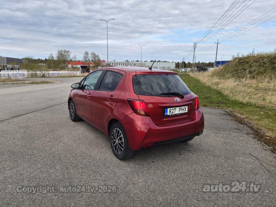 Sarkans Toyota Yaris 2015 Tallina, ar dzinēja tilpumu 1.30 L un nobraukumu 127 tūkst. km par 7300 €, foto 5 vietnē AUTOMOTO.COM.LV