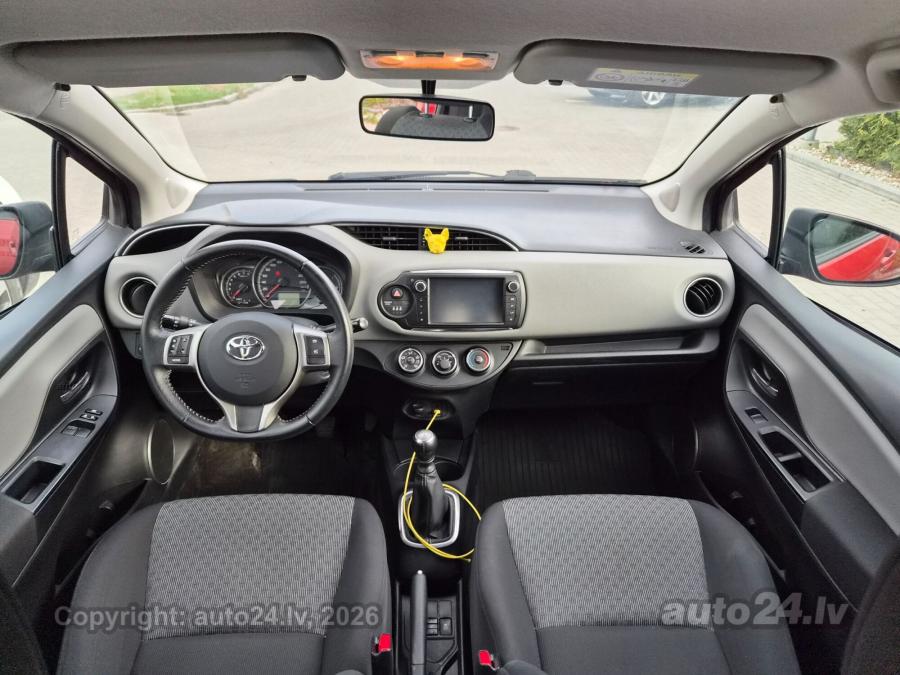 Sarkans Toyota Yaris 2015 Tallina, ar dzinēja tilpumu 1.30 L un nobraukumu 127 tūkst. km par 7300 €, foto 7 vietnē AUTOMOTO.COM.LV