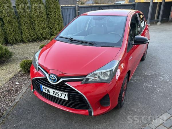 Sarkans Toyota Yaris 2015 Rīga, ar dzinēja tilpumu 1.50 L un nobraukumu 151 tūkst. km par 6999 €, foto 3 vietnē AUTOMOTO.COM.LV