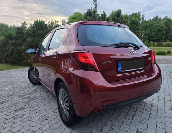 Red Toyota Yaris 2015 in Utena, with an engine capacity of 1.33 L and mileage of 138 thousand km for 6200 €, photo 3 on AUTOMOTO.COM.LV