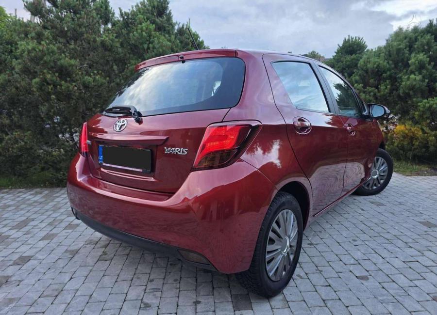 Red Toyota Yaris 2015 in Utena, with an engine capacity of 1.33 L and mileage of 138 thousand km for 6200 €, photo 5 on AUTOMOTO.COM.LV