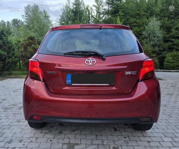 Red Toyota Yaris 2015 in Utena, with an engine capacity of 1.33 L and mileage of 138 thousand km for 6200 €, photo 5 on AUTOMOTO.COM.LV