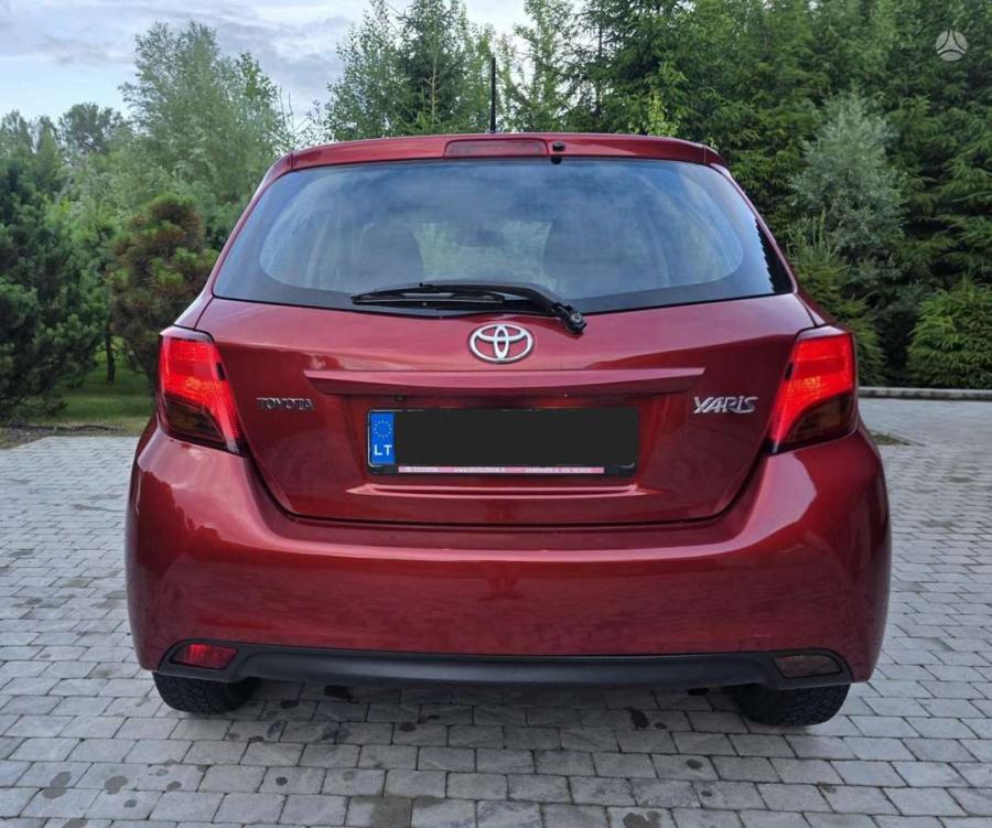 Red Toyota Yaris 2015 in Utena, with an engine capacity of 1.33 L and mileage of 138 thousand km for 6200 €, photo 6 on AUTOMOTO.COM.LV