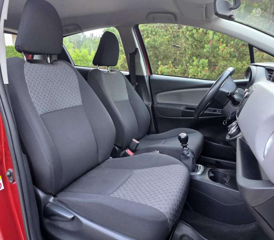 Red Toyota Yaris 2015 in Utena, with an engine capacity of 1.33 L and mileage of 138 thousand km for 6200 €, photo 8 on AUTOMOTO.COM.LV