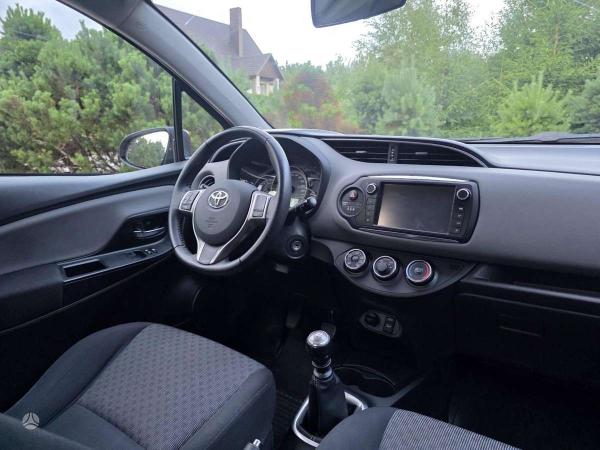 Red Toyota Yaris 2015 in Utena, with an engine capacity of 1.33 L and mileage of 138 thousand km for 6200 €, photo 9 on AUTOMOTO.COM.LV