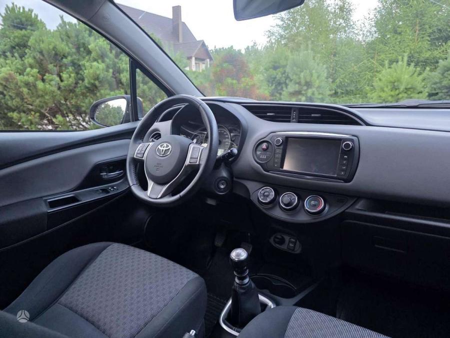 Red Toyota Yaris 2015 in Utena, with an engine capacity of 1.33 L and mileage of 138 thousand km for 6200 €, photo 10 on AUTOMOTO.COM.LV