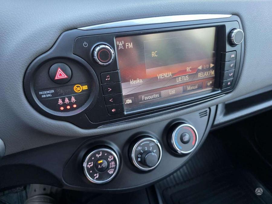 Red Toyota Yaris 2015 in Utena, with an engine capacity of 1.33 L and mileage of 138 thousand km for 6200 €, photo 12 on AUTOMOTO.COM.LV