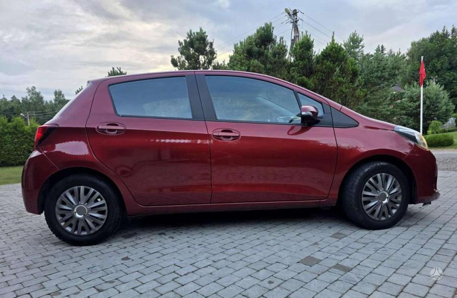 Red Toyota Yaris 2015 in Utena, with an engine capacity of 1.33 L and mileage of 138 thousand km for 6200 €, photo 18 on AUTOMOTO.COM.LV