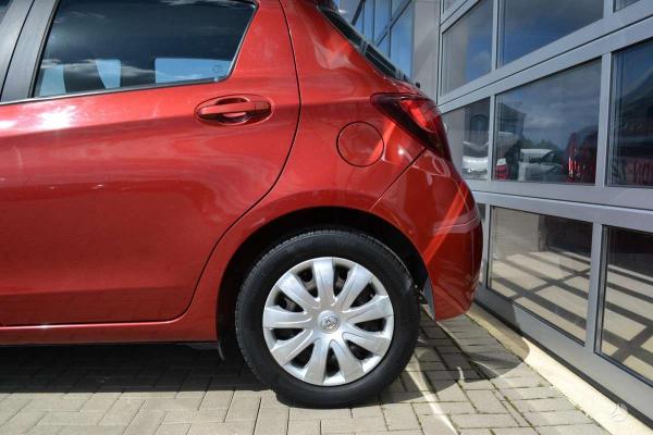 Sarkans Toyota Yaris 2015 Viļņa, ar dzinēja tilpumu 1.50 L un nobraukumu 256 tūkst. km par 8500 €, foto 9 vietnē AUTOMOTO.COM.LV