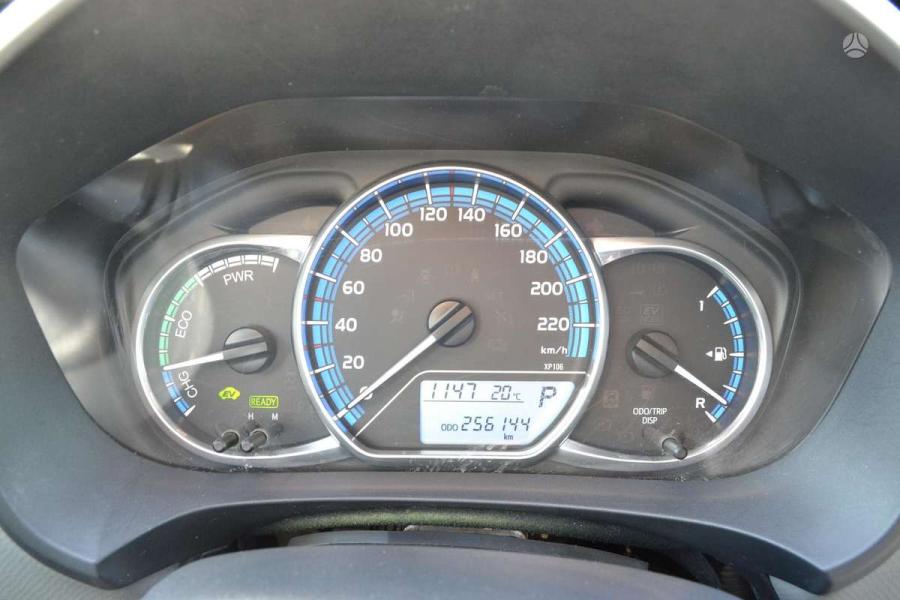 Красный Тойота Ярис 2015 в Вильнюс, объемом двигателя 1.50 л и пробегом 256 тыс. км за 8500 €, фото 46 на AUTOMOTO.COM.LV