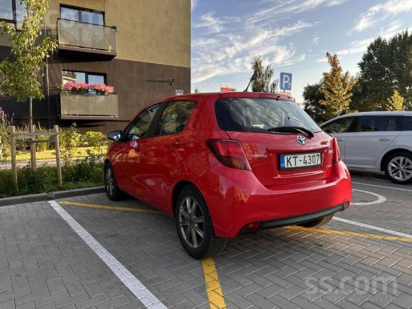 Red Toyota Yaris 2015 in Riga, with an engine capacity of 1.50 L and mileage of 95 thousand km for 7500 €, photo 3 on AUTOMOTO.COM.LV