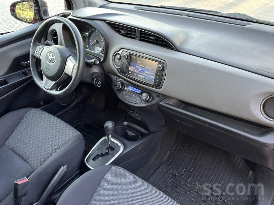 Sarkans Toyota Yaris 2015 Rīga, ar dzinēja tilpumu 1.50 L un nobraukumu 95 tūkst. km par 7500 €, foto 5 vietnē AUTOMOTO.COM.LV