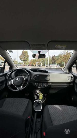 Sarkans Toyota Yaris 2015 Viļņa, ar dzinēja tilpumu 1.33 L un nobraukumu 148 tūkst. km par 8500 €, foto 7 vietnē AUTOMOTO.COM.LV
