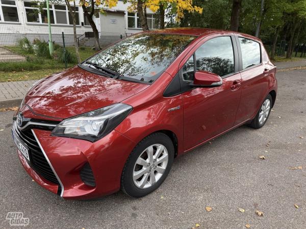 Красный Тойота Ярис 2015 в Тельшяй, объемом двигателя 1.50 л и пробегом 135 тыс. км за 10000 €, фото 5 на AUTOMOTO.COM.LV