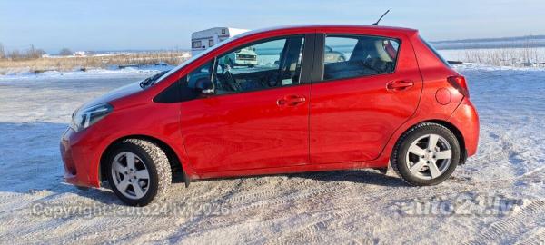 Sarkans Toyota Yaris 2016 Tallina, ar dzinēja tilpumu 1.30 L un nobraukumu 111 tūkst. km par 7000 €, foto 4 vietnē AUTOMOTO.COM.LV