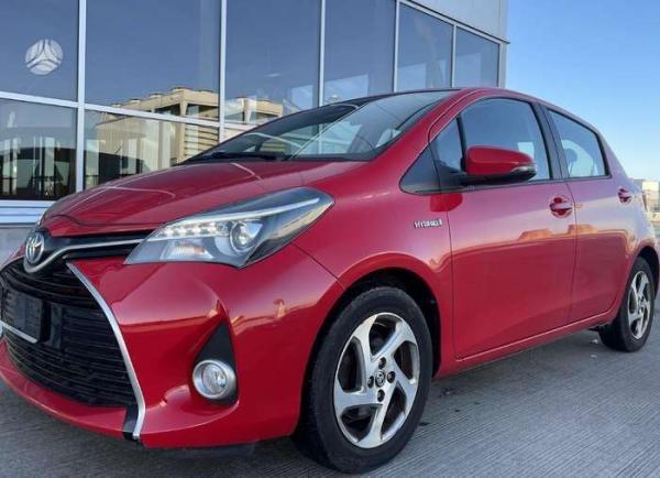 Red Toyota Yaris 2016 in Vilnius, with an engine capacity of 1.50 L and mileage of 98 thousand km for 10999 €, photo 1 on AUTOMOTO.COM.LV