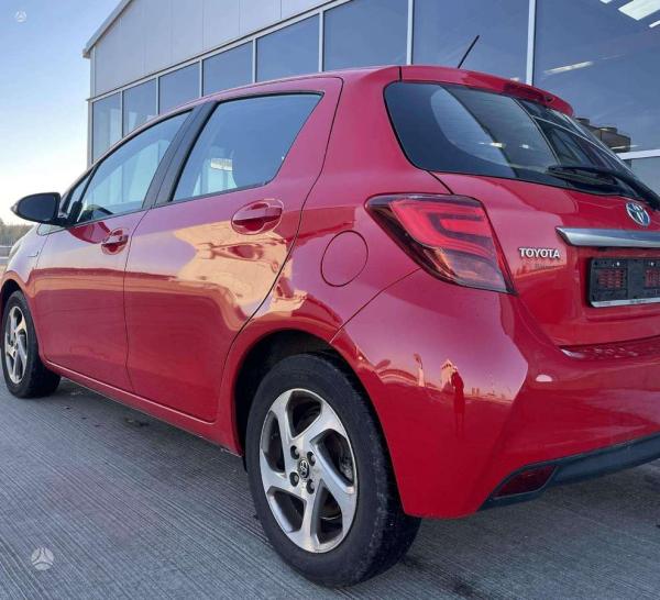 Red Toyota Yaris 2016 in Vilnius, with an engine capacity of 1.50 L and mileage of 98 thousand km for 10999 €, photo 2 on AUTOMOTO.COM.LV