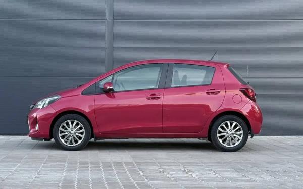 Red Toyota Yaris 2016 in Riga, with an engine capacity of 1.30 L and mileage of 142 thousand km for 8995 €, photo 2 on AUTOMOTO.COM.LV