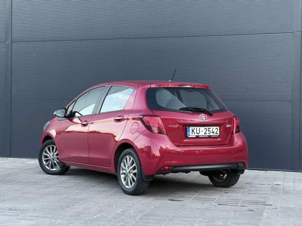 Red Toyota Yaris 2016 in Riga, with an engine capacity of 1.30 L and mileage of 142 thousand km for 8995 €, photo 3 on AUTOMOTO.COM.LV