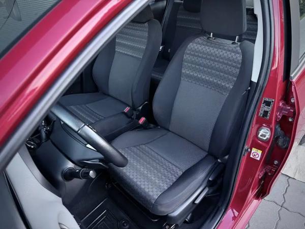 Red Toyota Yaris 2016 in Riga, with an engine capacity of 1.30 L and mileage of 142 thousand km for 8995 €, photo 8 on AUTOMOTO.COM.LV