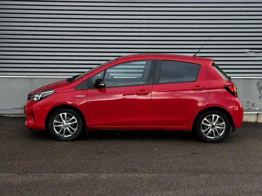 Red Toyota Yaris 2016 in Riga, with an engine capacity of 1.50 L and mileage of 232 thousand km for 5900 €, photo 3 on AUTOMOTO.COM.LV