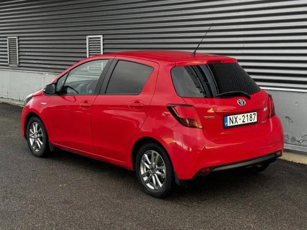 Red Toyota Yaris 2016 in Riga, with an engine capacity of 1.50 L and mileage of 232 thousand km for 5900 €, photo 3 on AUTOMOTO.COM.LV