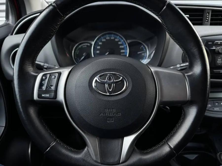 Red Toyota Yaris 2016 in Riga, with an engine capacity of 1.50 L and mileage of 232 thousand km for 5900 €, photo 15 on AUTOMOTO.COM.LV