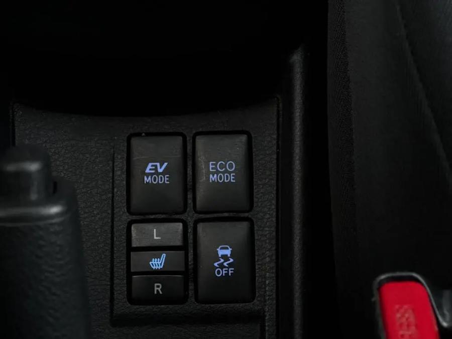 Red Toyota Yaris 2016 in Riga, with an engine capacity of 1.50 L and mileage of 232 thousand km for 5900 €, photo 20 on AUTOMOTO.COM.LV