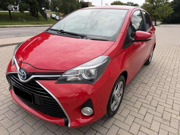 Sarkans Toyota Yaris 2016 Viļņa, ar dzinēja tilpumu 1.50 L un nobraukumu 130 tūkst. km par 8400 €, foto 1 vietnē AUTOMOTO.COM.LV