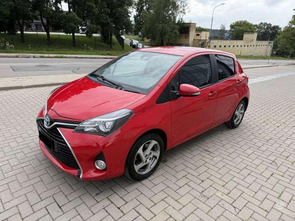 Sarkans Toyota Yaris 2016 Viļņa, ar dzinēja tilpumu 1.50 L un nobraukumu 130 tūkst. km par 8400 €, foto 2 vietnē AUTOMOTO.COM.LV